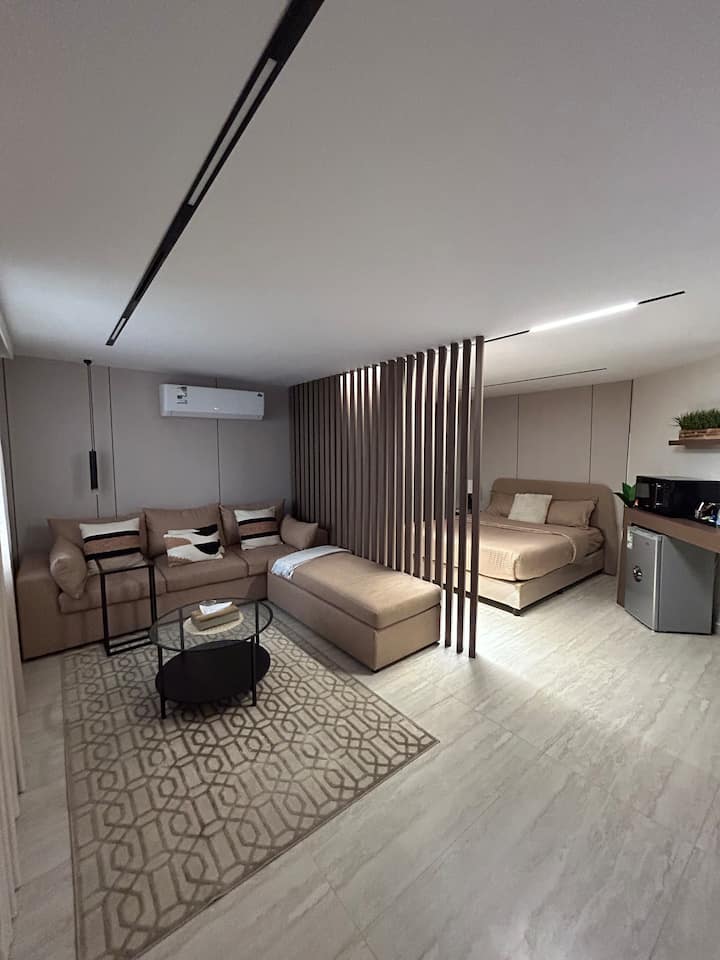 استوديو أنيق وهادئ بدخول ذكي ومدخل خاص - Riyadh