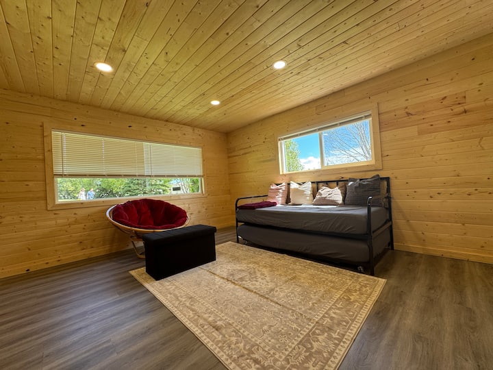 Charming 2br Cabin+outdoor Space - Rocky Mountain House