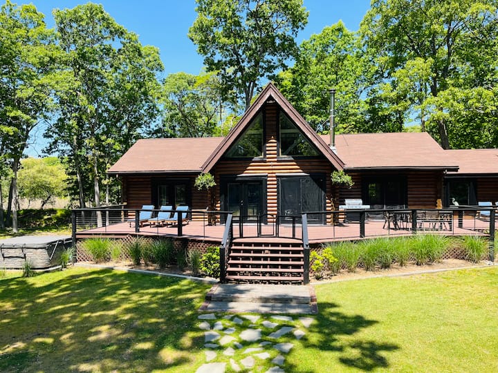 Log Home Sanctuary W/ Heated Pool & Hot Tub - Greenport, NY