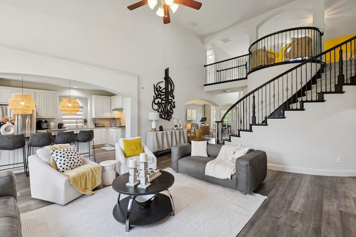 New- Luxury 6br Retreat W/theater, Peloton & Games - Frisco, TX