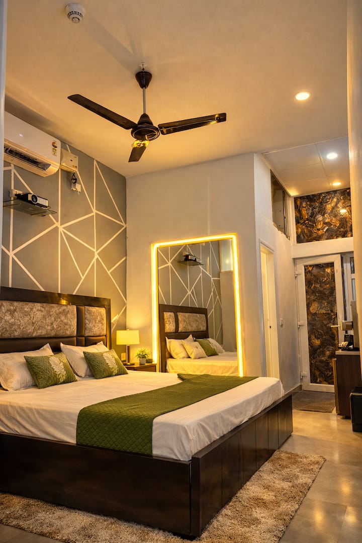 Cozy Pvt 1bhk | Balcony+projector | Self Check-in - Noida