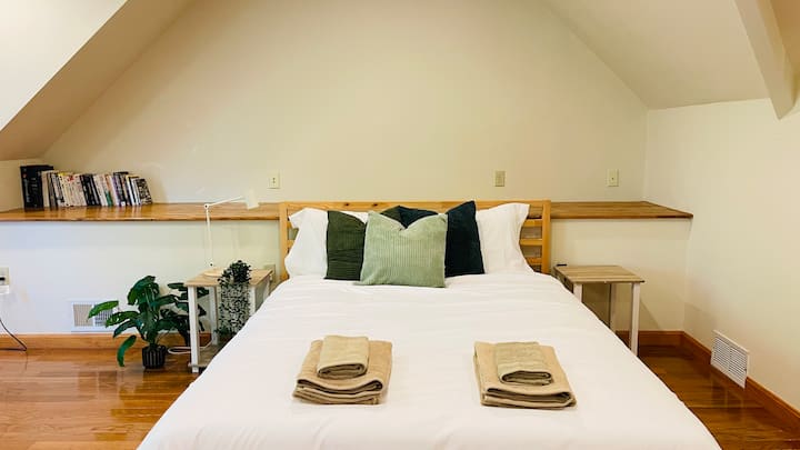 Entire Top Floor | Private Bath | Spacious & Quiet - Quincy, MA