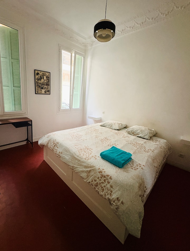 Chambre Moderne, Lit King Size, Clim & Tv - Nice