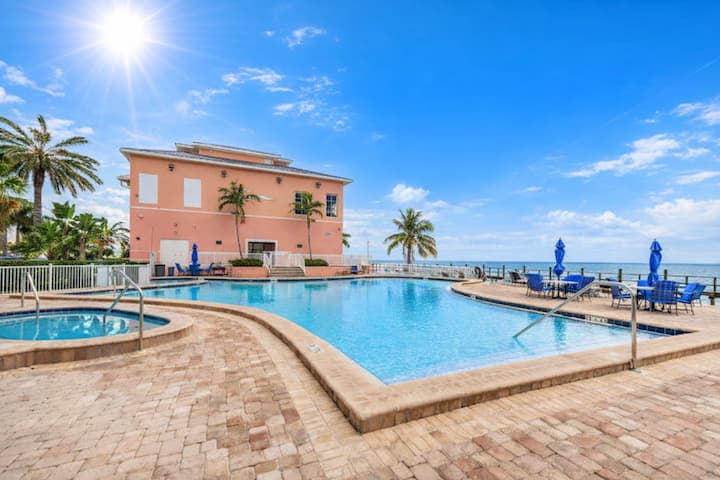 Resort Style Waterfront Townhome Stpete- 2bed3bath - St. Petersburg, FL