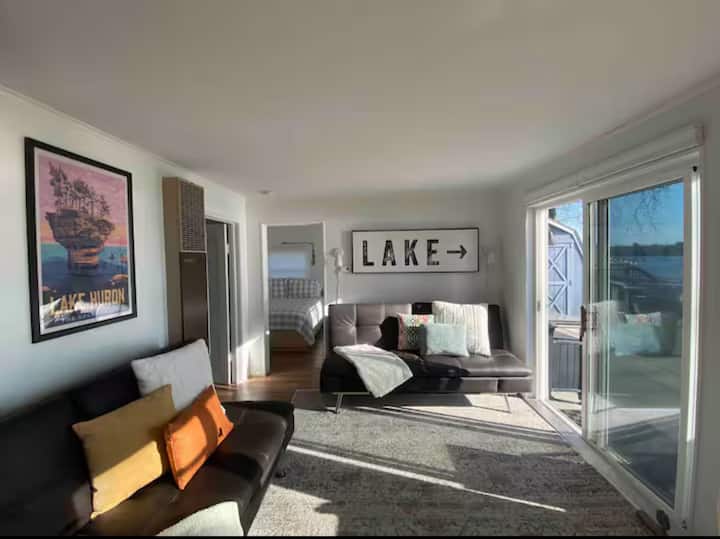 Cozy Van Etten Lakeside Cottage - Oscoda, MI