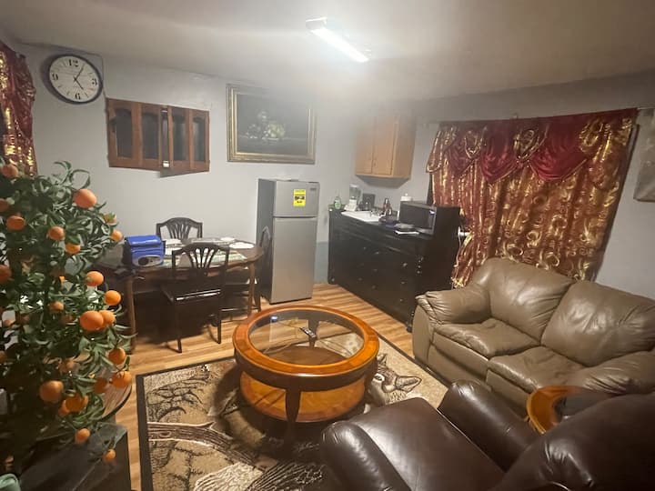 Unit-2. Fully Master & Living Room, Tvs, King Bed - Lynwood, IL