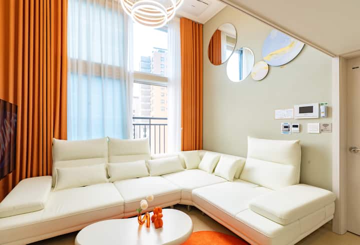 키즈파라다이스 복층 9인, 홍대·신촌 5분, Ps5+홈시어터+유모차무료, 주차 - Seoul