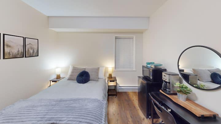 Douglas Suite #2 - Powell River