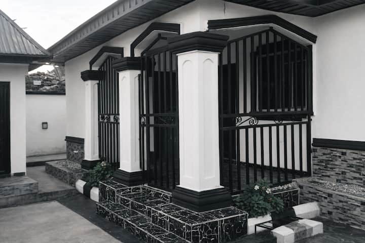 Ugbihioko, Upper Ekenwan Road Bénin City Edo State - ベニン・シティ