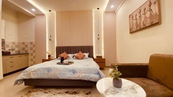 Vrinda Vibes - Luxury Studio - Near Prem Mandir - Vrindavan