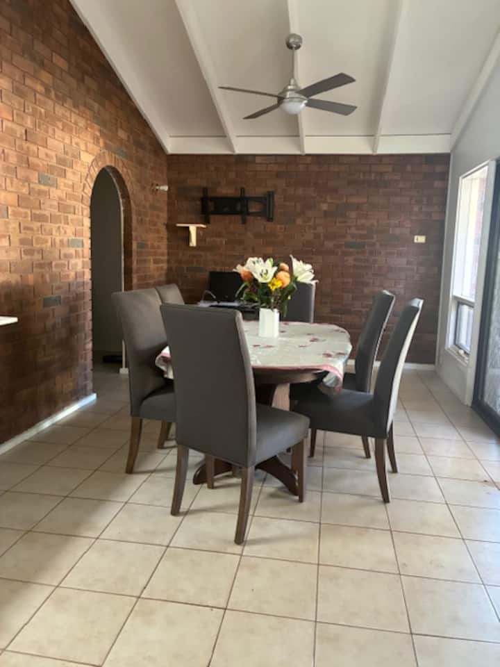 Family-friendly Comfort, 3 Queen Beds, Ensuite. - Gawler