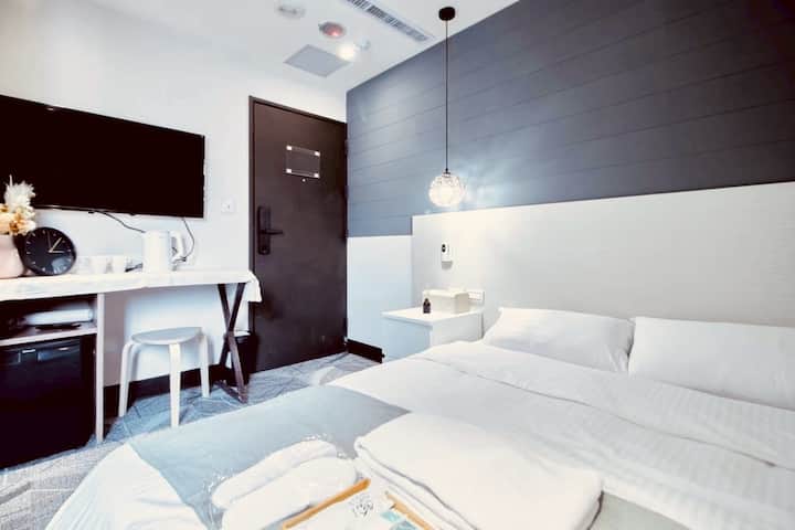 【有窗】Quiet Double Room | Ximen, Taipei 11 - Taiwan