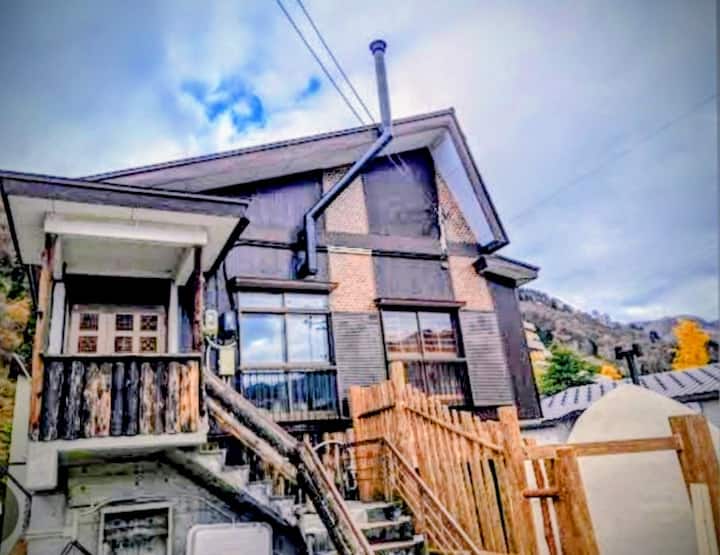 越後湯沢駅徒歩5分/シアタールーム＆バー付きの貸別荘/アースバッグサウナと源泉掛け流し温泉で整う宿 - Yuzawa