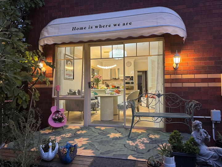 步行5分钟至地铁站,全新装修欧式浪漫小屋 - Whitehorse City