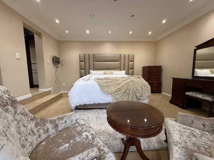 5br Luxy Home W/pool & Generator - Johannesburg