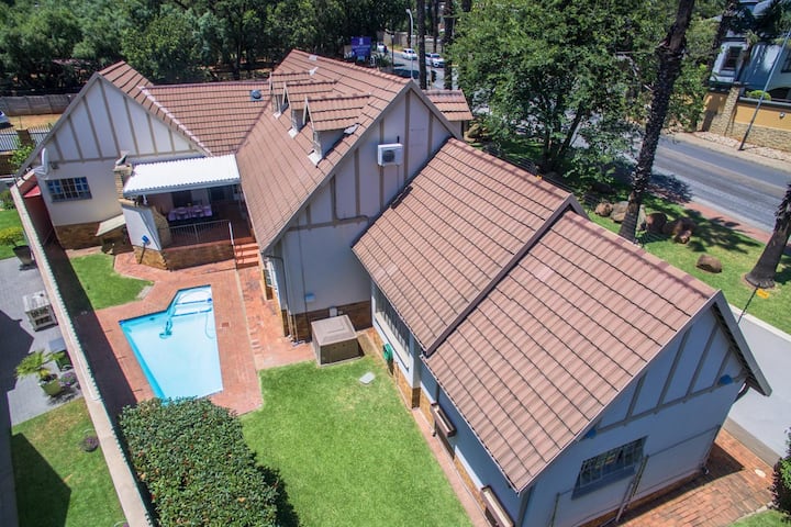 5br Luxy Home W/pool & Generator - Johannesburg