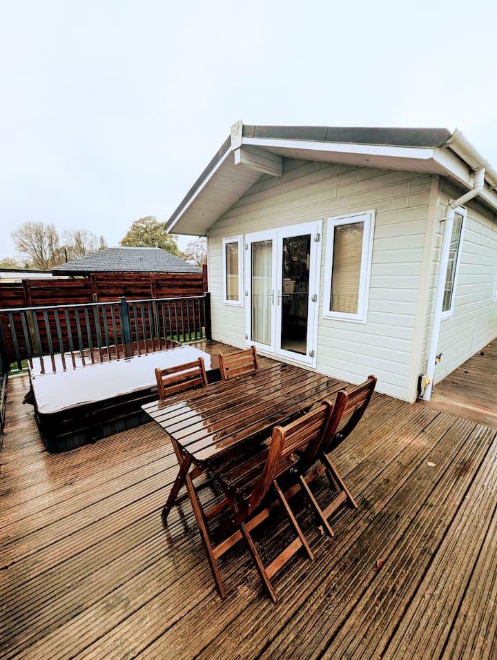 Hot Tub Lodge ~ Sleeps 2 - North Walsham