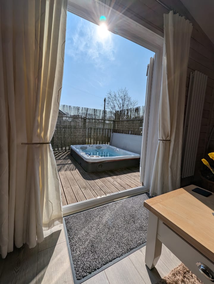 2 Bedroom Hot Tub Lodge - Norfolk