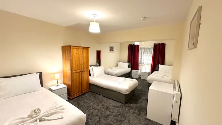 Spacious 20-person Stay | 5 Mins To Galway Races - Galway
