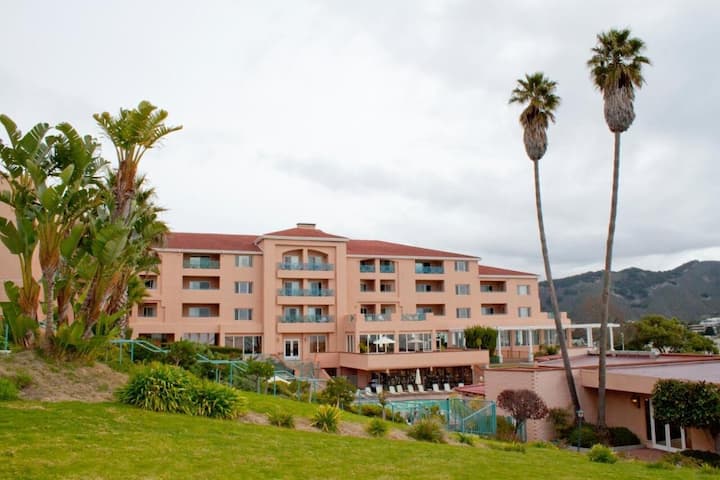 3 Beach Rooms Near Olde Port + Balcony & Kitchen - Pismo Beach, CA