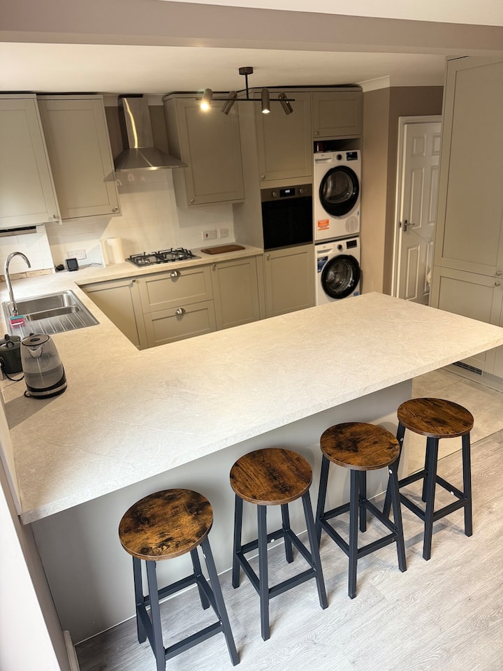 4 Bedroom Beside Tattersalls And The Racecourse - 紐馬克特