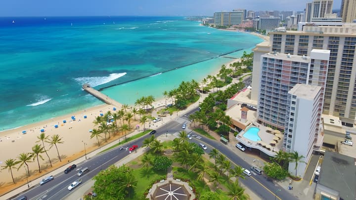 Steps To The Beach + On-site Dining, Pool & Gym - Honolulu, HI