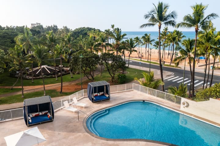 Steps To Waikiki Beach + Dining, Pool & Gym - Kailua, HI