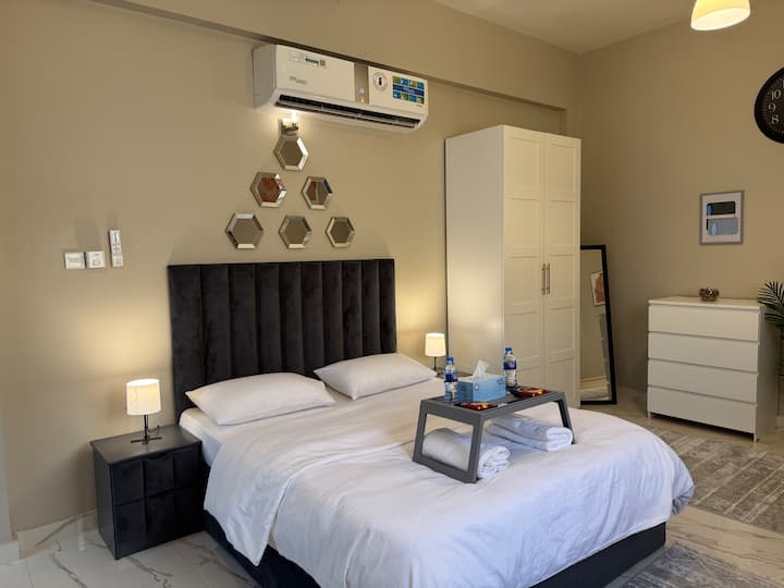 Peaceful Room | Sleeps 4 | Prime Location - Dubai