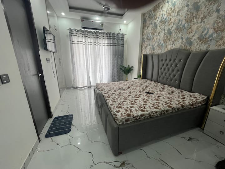 Peaceful Studio Retreat | By Aqqua Suites - Ghaziabad