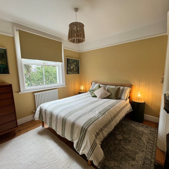 Quiet Room In Family Home - Canterbury