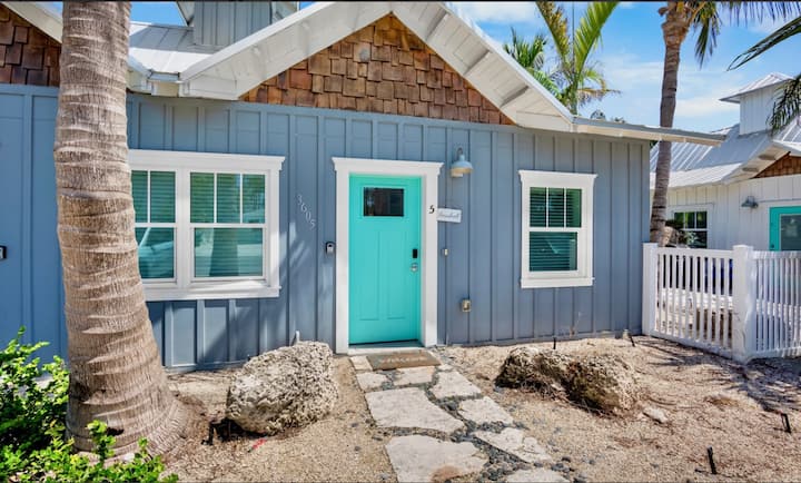 Best Location! Heated Pool~steps To Beach/shops! - Holmes Beach, FL