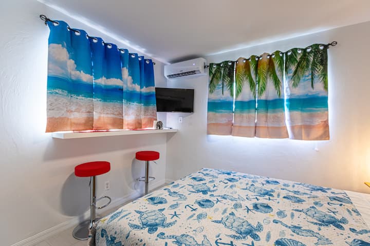 Fun Studio 5 Minutes From Beach! - Naples, FL