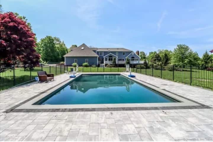 Fun Hangout With Basement And Pool - Bridgewater, CT