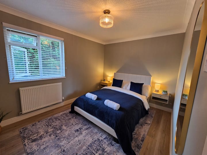 Newly Renovated 2 Bed Home - 5 Min To M5 - Bromsgrove