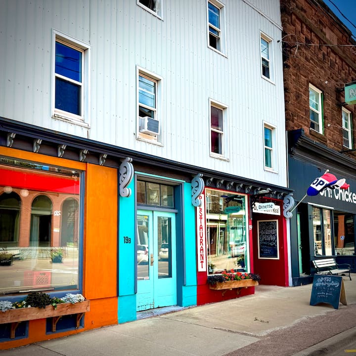 Conveniently Near: Beaches - Restaurants - Museums - Amherst