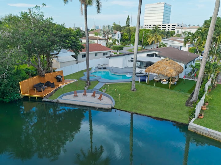 Waterfront House | Arcades | Tiki & Firepit | Golf - North Miami, FL