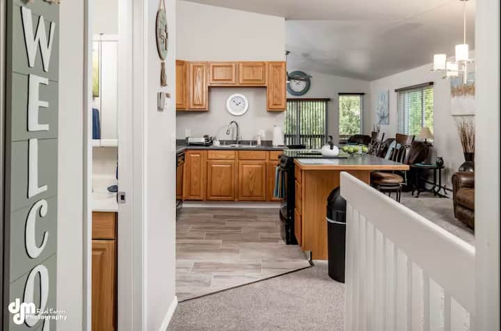 Large 3bd/sleeps 8/cozy Fireplace/great Location - Anchorage, AK