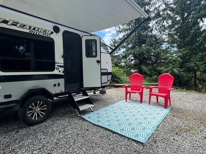 Feather & Fir - Cozy Trailer - Sechelt