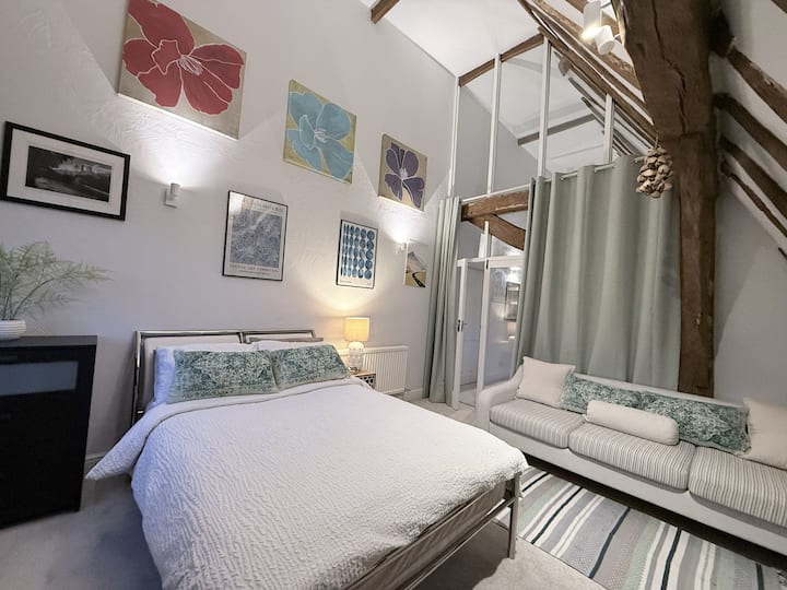 The Oriental Chamber - Double Bed & Double Sofabed - Newmarket, UK