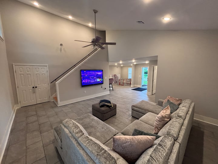 Huge 3br3ba 5min From Airport! Super Clean! - Kenner, LA