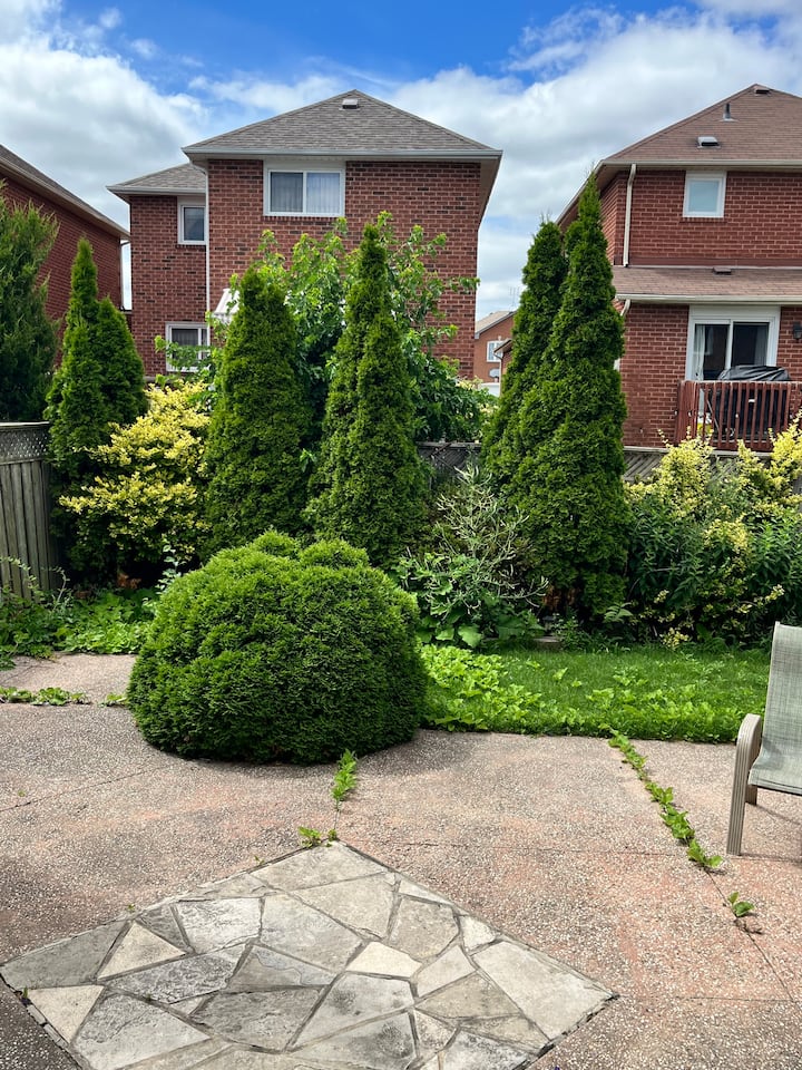 Spacious 4br Home In Quiet Mississauga Area - Milton