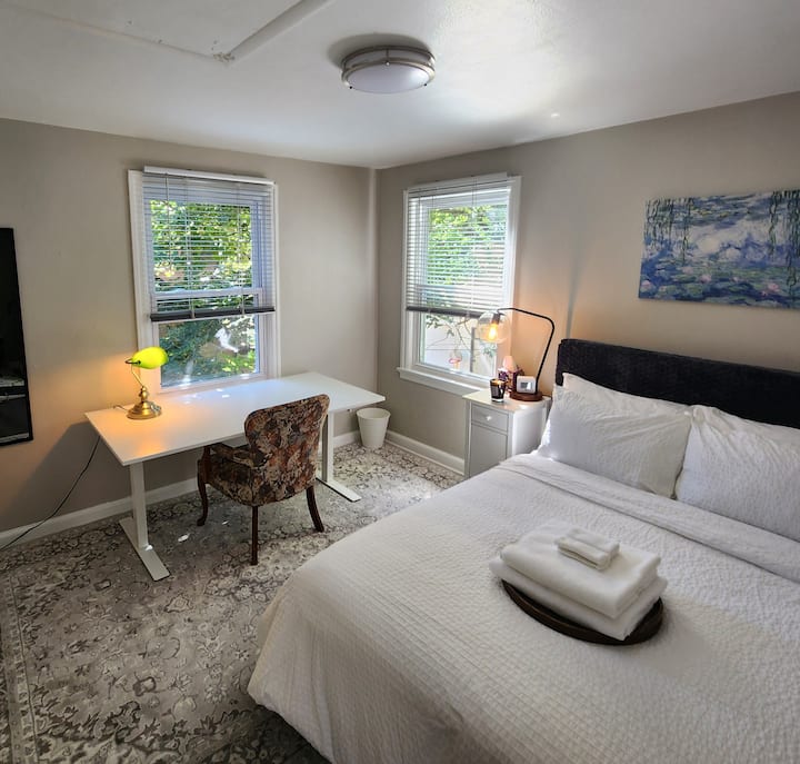 Quiet, Work-friendly Room In Mke - Milwaukee, WI