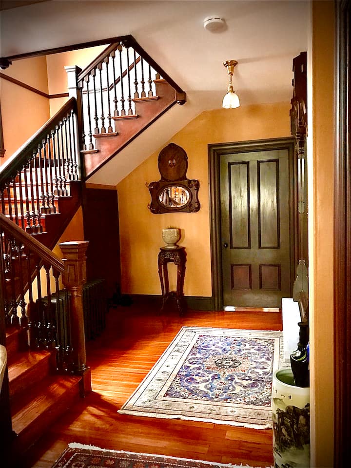 5 Beds 1 Futon Clean, Quiet Convenient - Boston