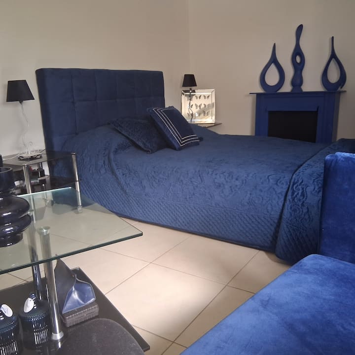 Chambre, Salon, Salle De Bain Privatif à Louer - Marseillan