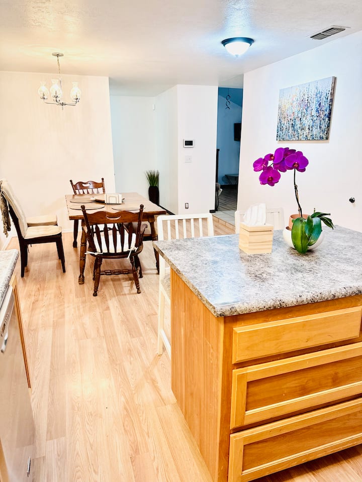 Cozy Home In Home Style (Duplex Unit #1) - Sacramento, CA