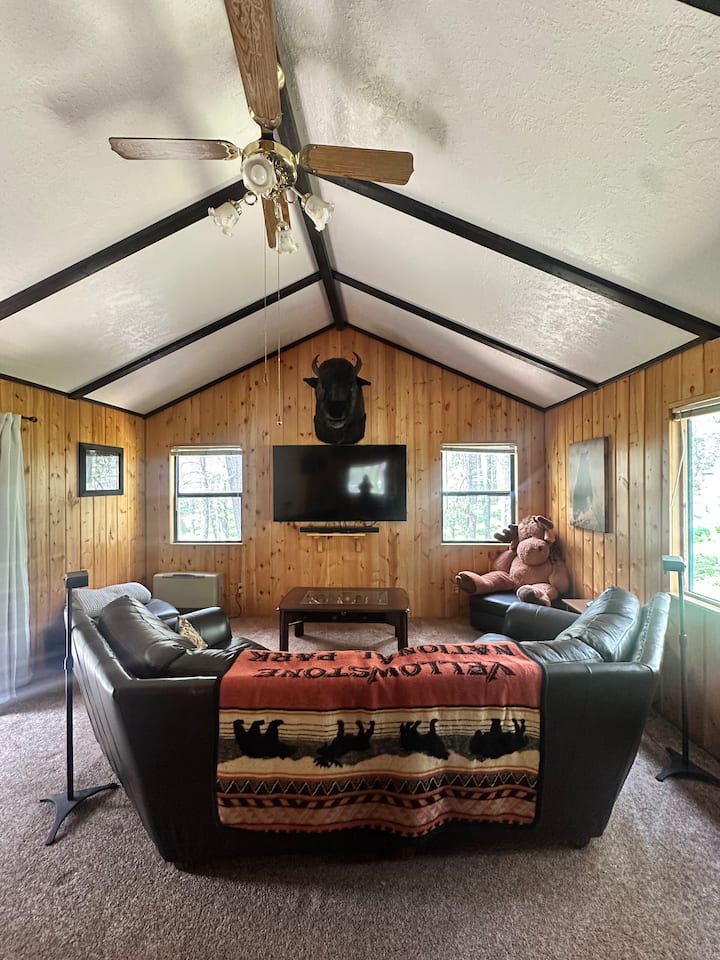 Greene Lodge At Island Park -Hot Tub, Swings, Fire - Island Park, ID