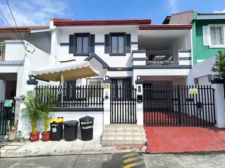 Entire 3br Townhouse – Fully Aircon+pool+parking - Muntinlupa