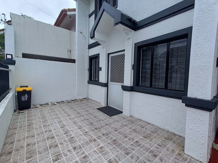 Entire 3br Townhouse + Terrace + Parking + Pool - Muntinlupa