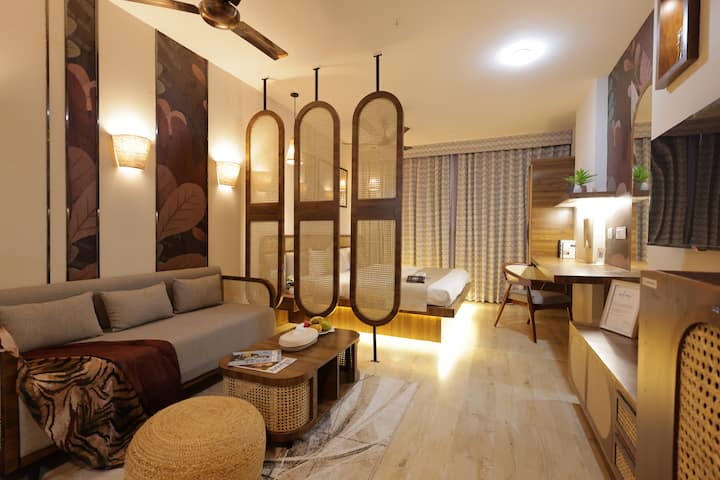 A Designer-themed Stay With Pool/gym/netflix - India