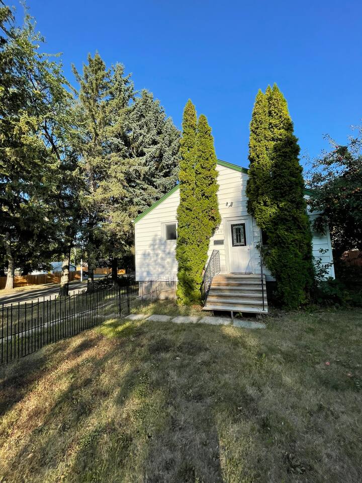 The Urban Orchard - 2 Bed 1 Bath House - Edmonton, Canada